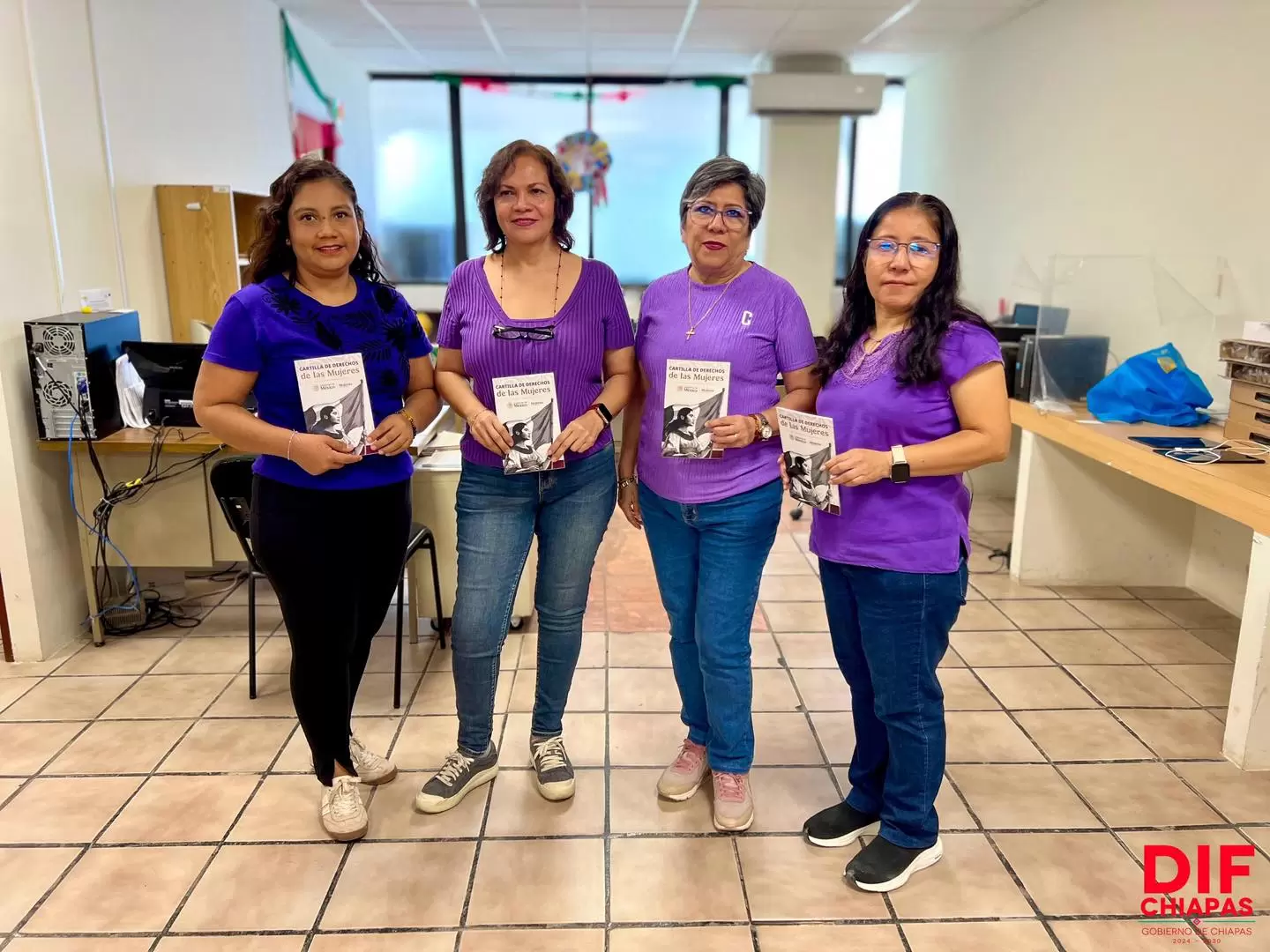 Entrega de Cartillas de los Derechos de las Mujeres al personal DIF Chiapas